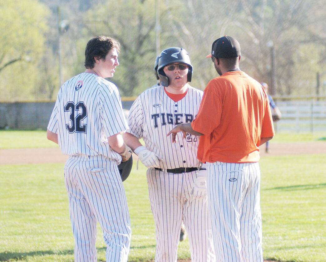 Better late than never: Late surge lifts Warren past Marietta, 9-3 ...